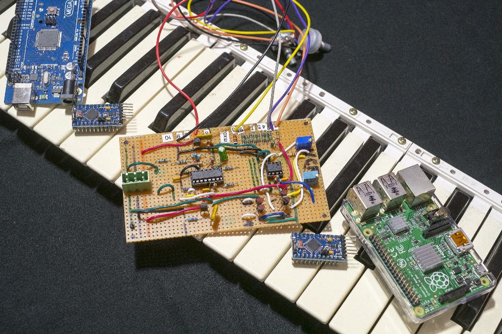 DIY & Custom Built Synthesizers » SixbySeven.ca